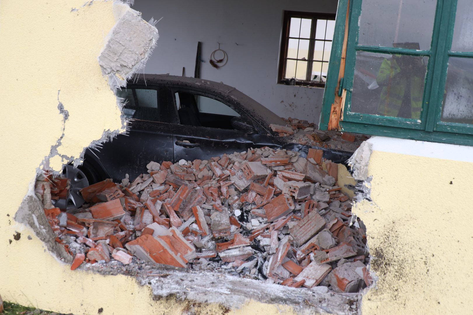 Auto donnert durch Mauer